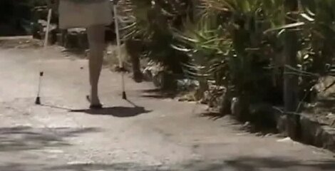 Amputee woman RAK crutching outdoor & massage her stump - Смотреть ...