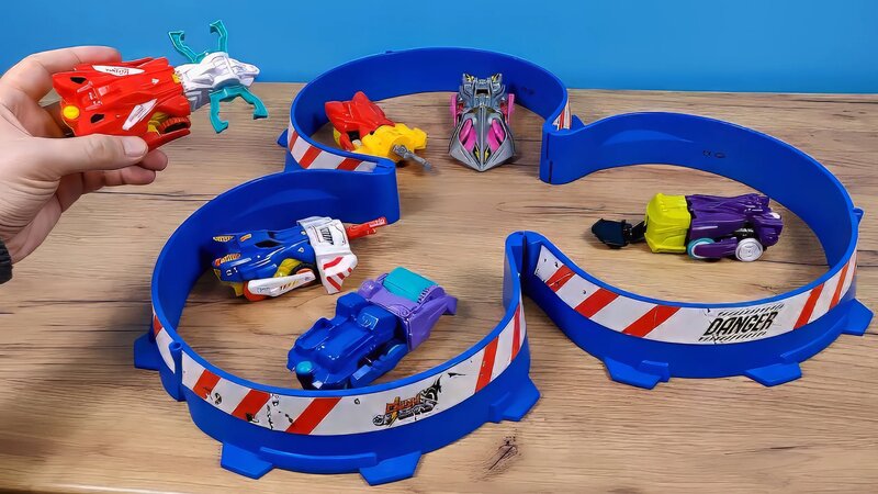 Бешенные гонки на Боевых Машинах Clash OF Gears у меня на столе! — Видео от Alex Boyko ...