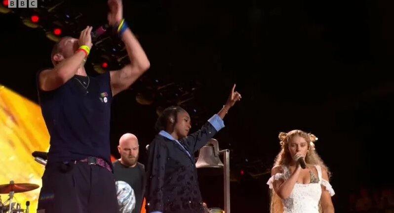 Coldplay Feat. Little Simz, Burna Boy, Elyanna - WE PRAY — Видео от ...