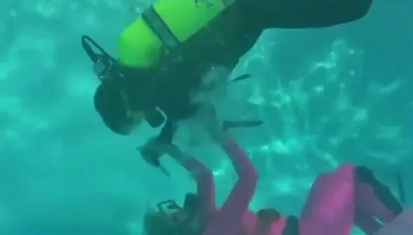 Underwater battl scuba woman — Видео от Виталя Немов - Смотреть онлайн ...
