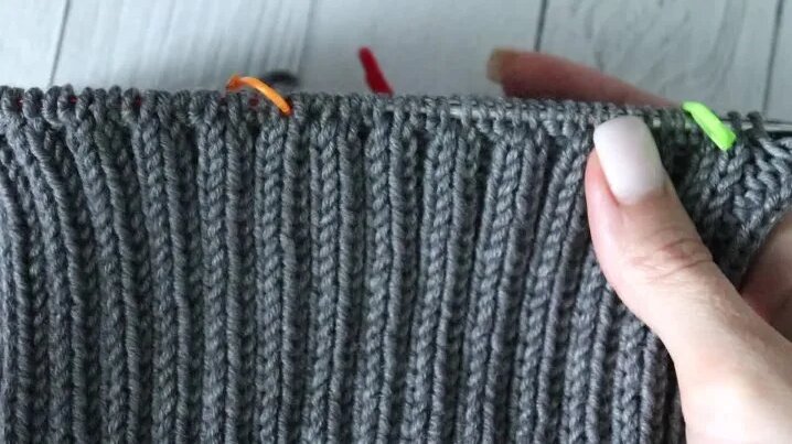 Показываю, как легко делать убавки при вязании шапки спицами - Смотреть ...