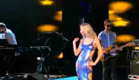 Танцуй Россия и плачь Европа А у меня самая, самая, самая красивая попа ...