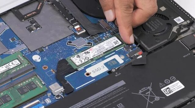How to replace the M.2 2280 solid-state drive on the Alienware x17 R1 ...