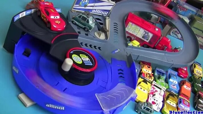 Видео Cars 2 Crash N Change Speedway Track Playset Quick Changers ...