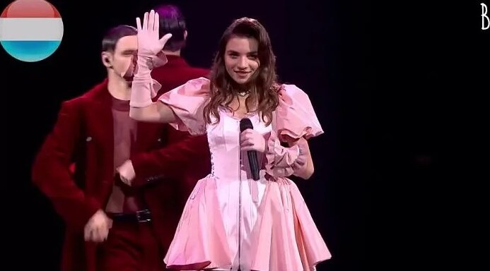 Видео Лаура Торн - Кукла повышает голос (Laura Thorn - La poupée monte ...