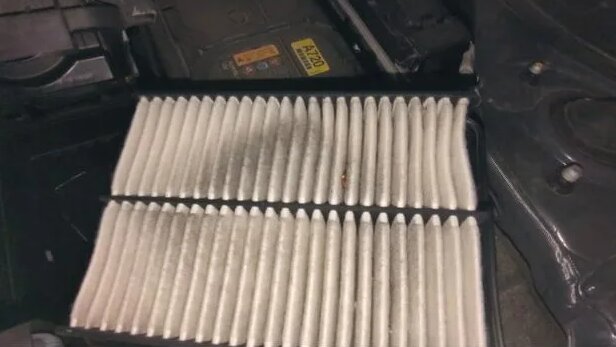 Kia Seltos Engine air filter change Easy DIY | Hyundai Kona - Смотреть ...