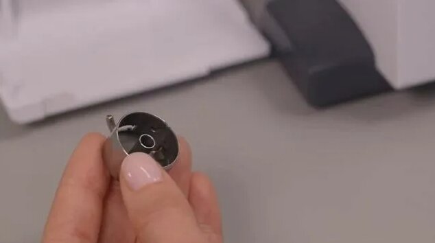 Обучающее видео Bernette b33 / b35 #1 заправка нижней и верхней нитей ...