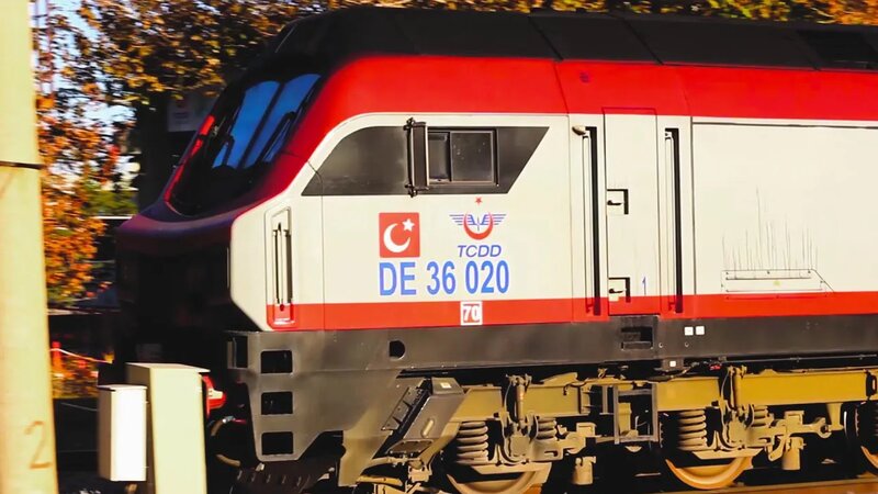 TCDD De 24000 ve De 36000 Yakıt treni Afyonkarahisar Gara girişi (Konya ...