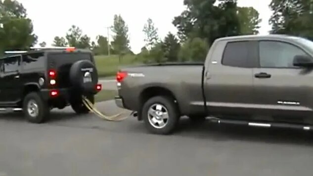 Перетягивание каната машинами Hummer H2 VS Toyota Tundra (11 ...