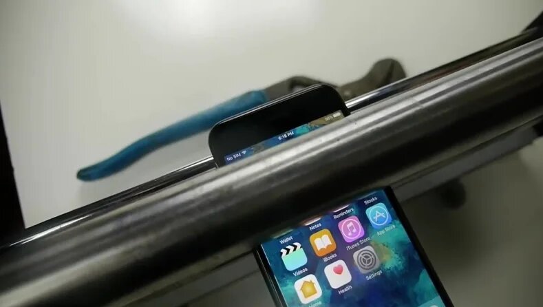 What Happens If You Squash iPhone 7 in a Metal Roller — Видео от Apple ...