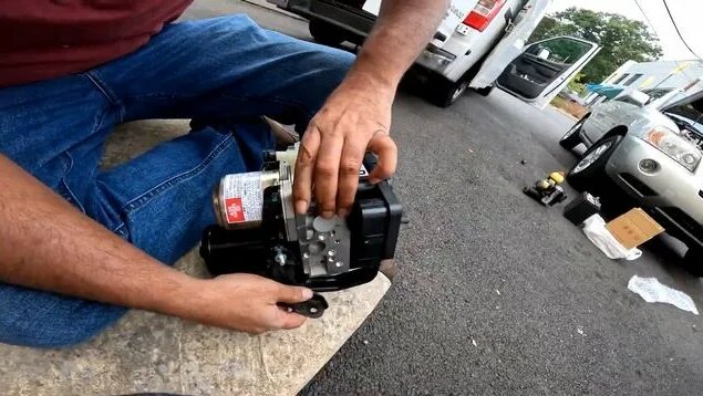 Toyota Highlander Lexus RX 400h Brake actuator replacement C1252 C1256 ...