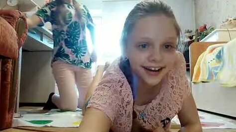 Красивая девушка ведёт трансляцию