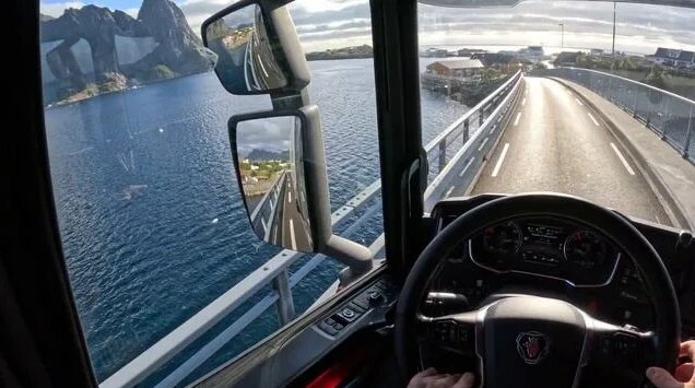 Водитель грузовика Scania R540 xT от первого лица в Северной Норвегии ...