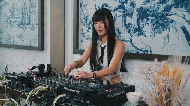 Youna - Melodic Techno & Progressive House DJ Mix 15 @ Poli I Dubai ...