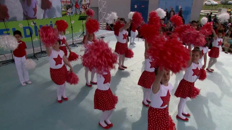 Harika "Türkiye" şarkısı 23 nisan gösterisi-içdaş ilkokulu 3F-3H ...