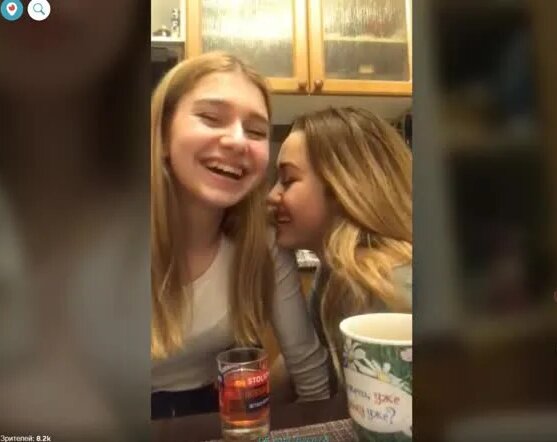 Сексуальные девушки целуются на кухне Periscope перископ