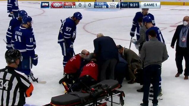 John Tavares Stretchered Off After Getting Hit in the Face - Смотреть ...