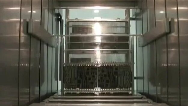 Процесс загрузки и промывки печатных плат в системе отмывки NC25 MBTech ...