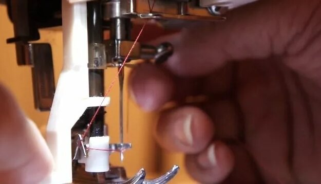 HOW TO USE THE Automatic Needle Threader ON A Singer Sewing Machine ...
