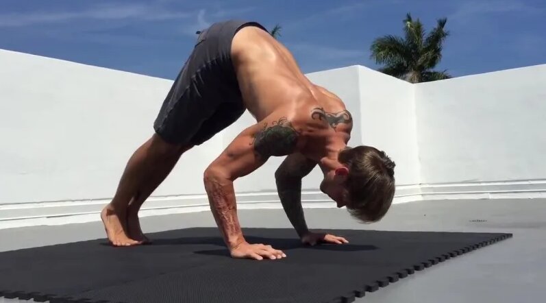 Pike Push-Up Tutorial Learning the Handstand Push-Up — Видео от ...