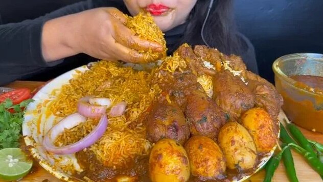 Asmr eating chicken legpiece curry, egg curry with white rice *indian ...