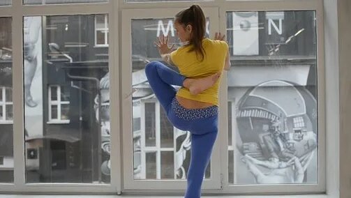Cameltoe girls on Russian yoga TV show