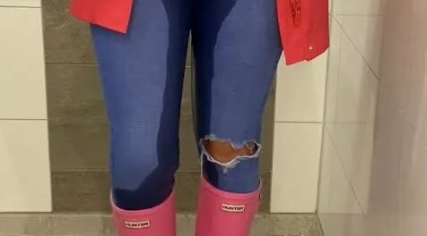 Wetting my jeans and hunter wellies, messy rainwear, girl pee in jeans ...