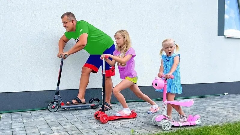 София и Ника устроили соревнования на самокатах | Софунья Шалунья ...