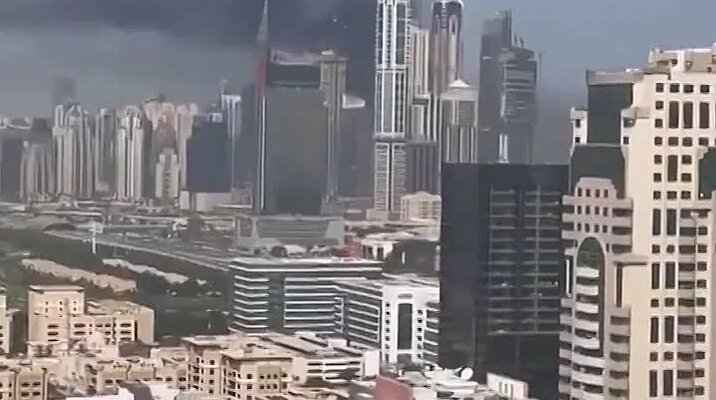 Видео В Дубае вспыхнул пожар в 67-этажном жилом небоскрёбе Tiger Tower ...