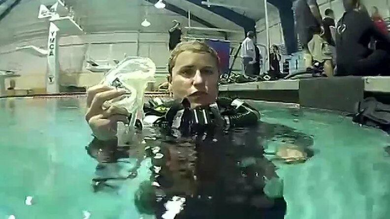 scuba diving girl — Видео от Wetsuit and diving - Смотреть онлайн в ...