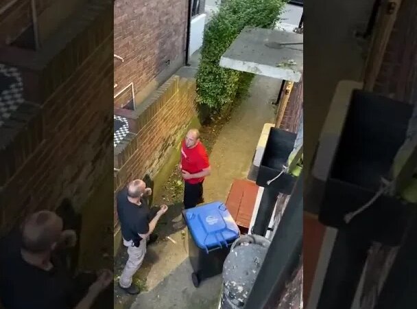 Neighbours fighting - Смотреть онлайн в поиске Яндекса по Видео