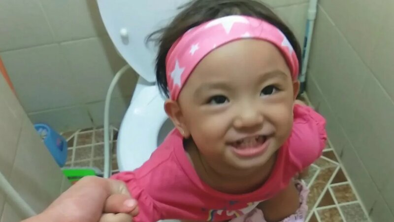 Baby Emma Potty Training Part 1 - Смотреть онлайн в поиске Яндекса по Видео