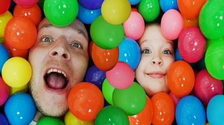 Видео Bad Baby УЧИМ Цвета Пранк над Папой Разноцветные Шарики Learn ...