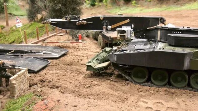 Unique RC bridge layer tank leopard 2 leguan in demonstration!! RC ...
