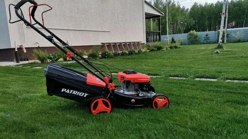 Бензиновая газонокосилка Patriot PT 42 LS распаковка и пробный покос ...