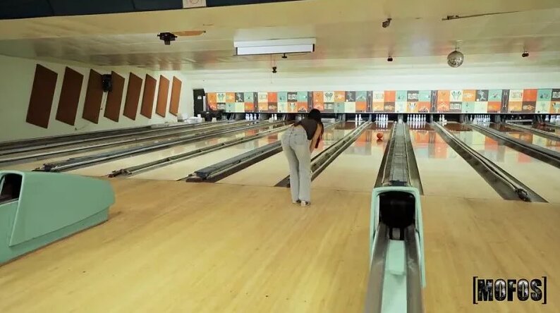 Gaby Ortega - The Bowling Alley goes Crazy - Смотреть онлайн в поиске ...