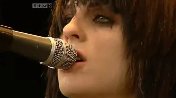 The Distillers - The Hunger Live @ Reading (High definition) - Смотреть ...