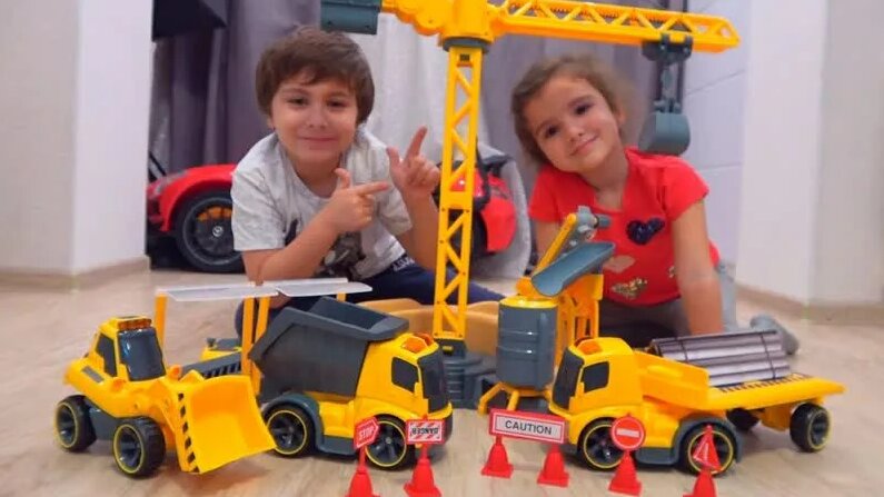 Funny Kids купили Самый Большой Конструктор! Unboxing and assembling ...