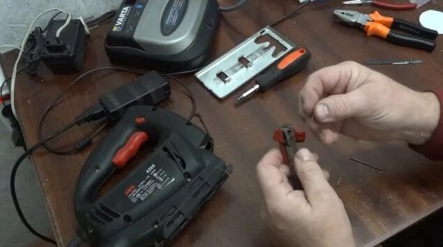 Ремонт держателя пилки электролобзика Repair of jigsaw holder ...