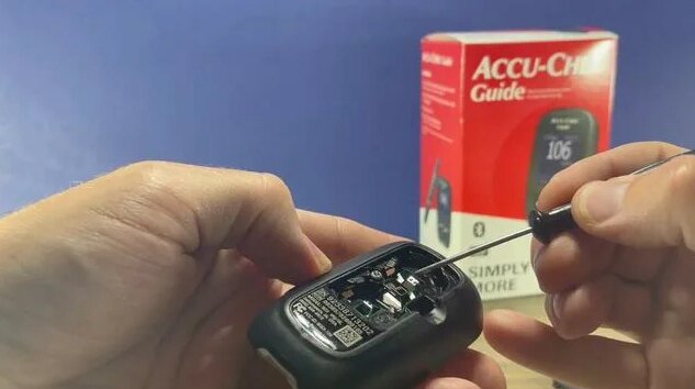 Accu Chek Guide Battery Replacement Change Battery - Смотреть онлайн в ...