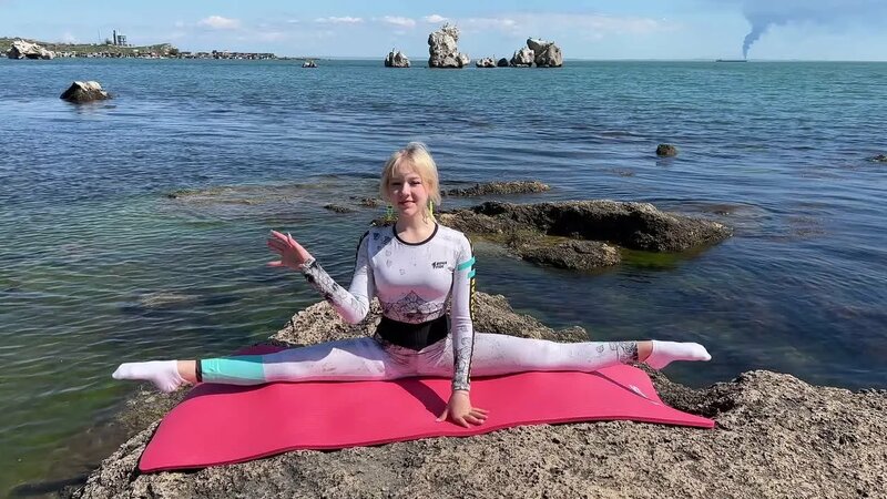 Barbara contortion training on the beach — Видео от Bendy Models ...