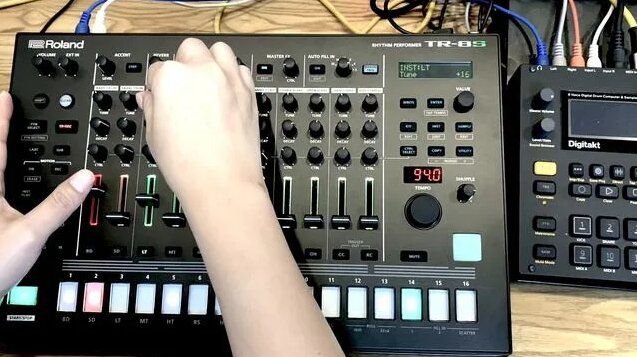 Happy 808 Day 2020! ft. Roland TR-8S - Смотреть онлайн в поиске Яндекса ...